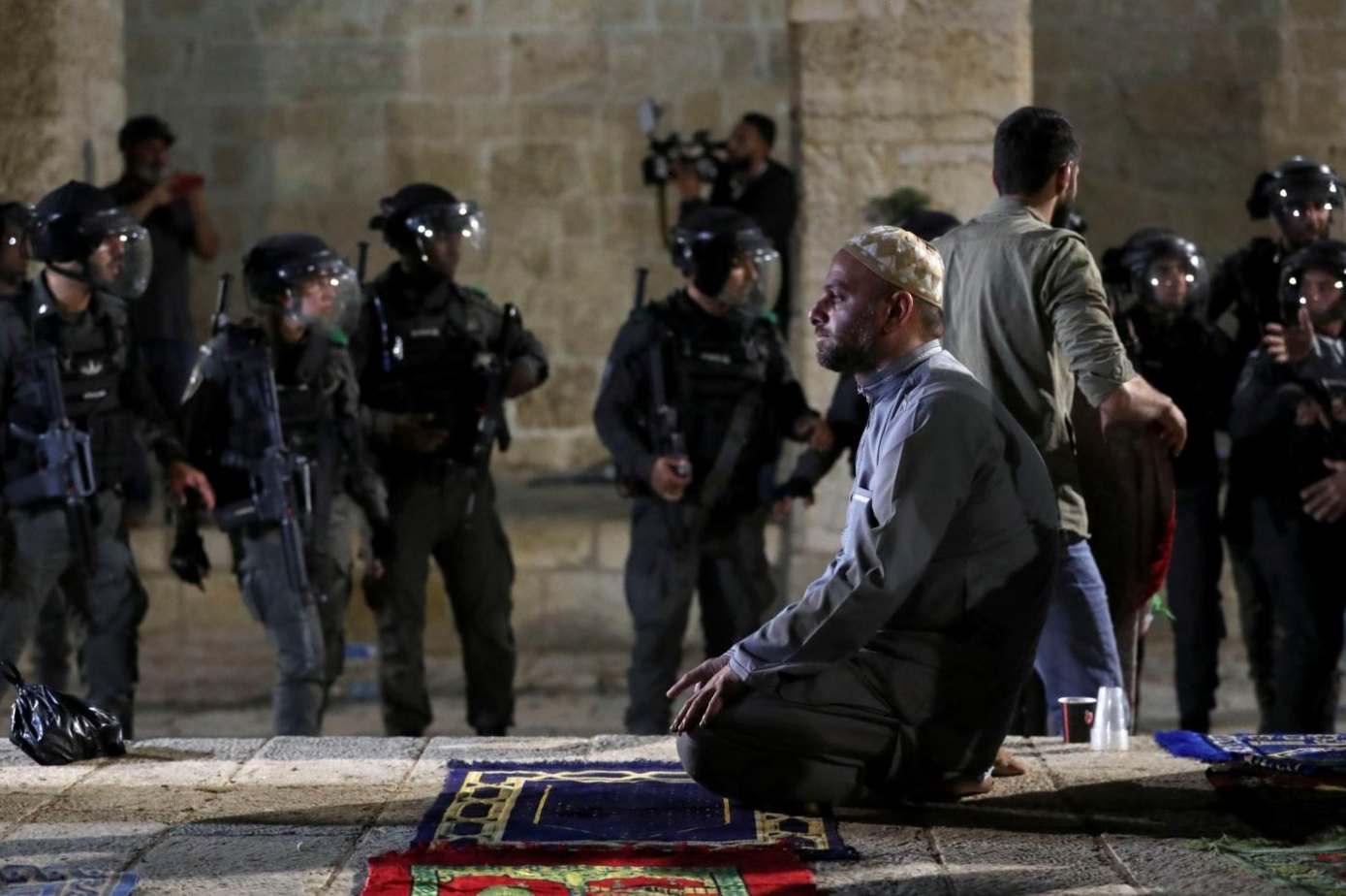 Poem on the Palestinian Hero praying surrounded by Israeli soldiers ...